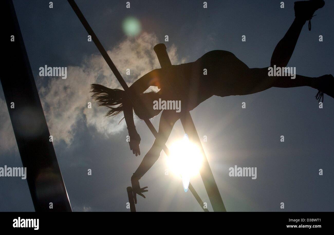 (dpa) - Seen against the sunlight the silhouette of a pole vaulter ...