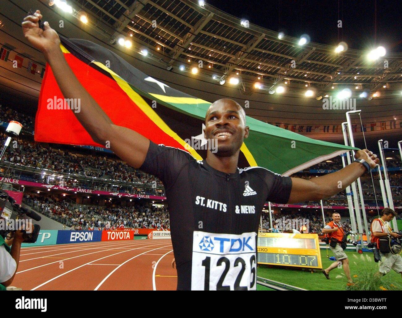 (dpa) - The sprinter Kim Collins from St. Kitts and Nevis holds up his ...