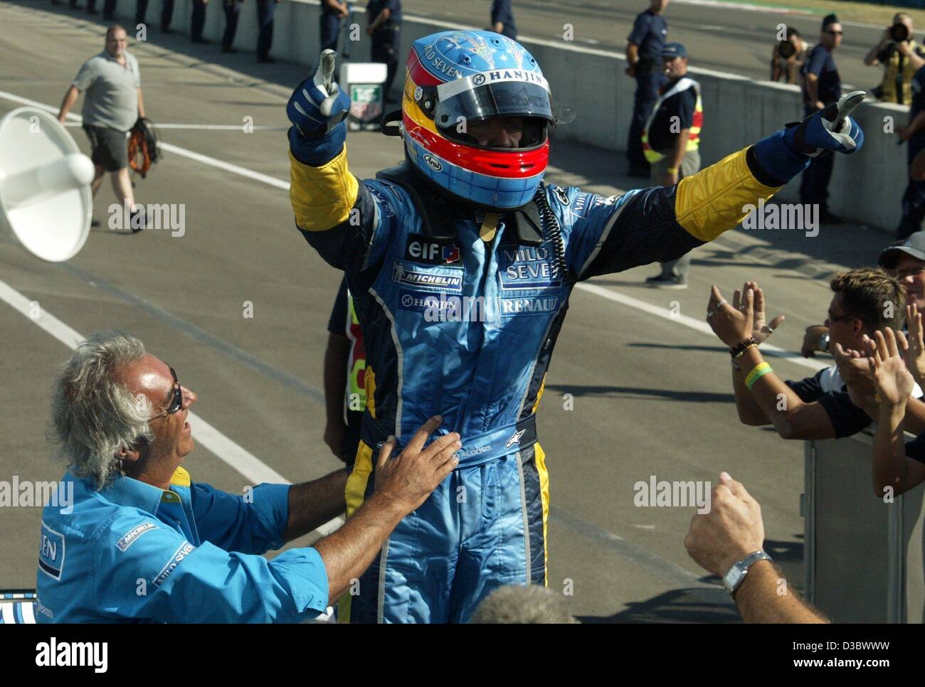 (dpa) - Renault's team chief Flavio Briatore (L) congratulates Spain's ...