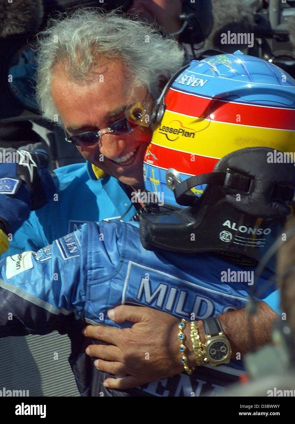 (dpa) - Renault's team chief Flavio Briatore (L) congratulates Spain's ...