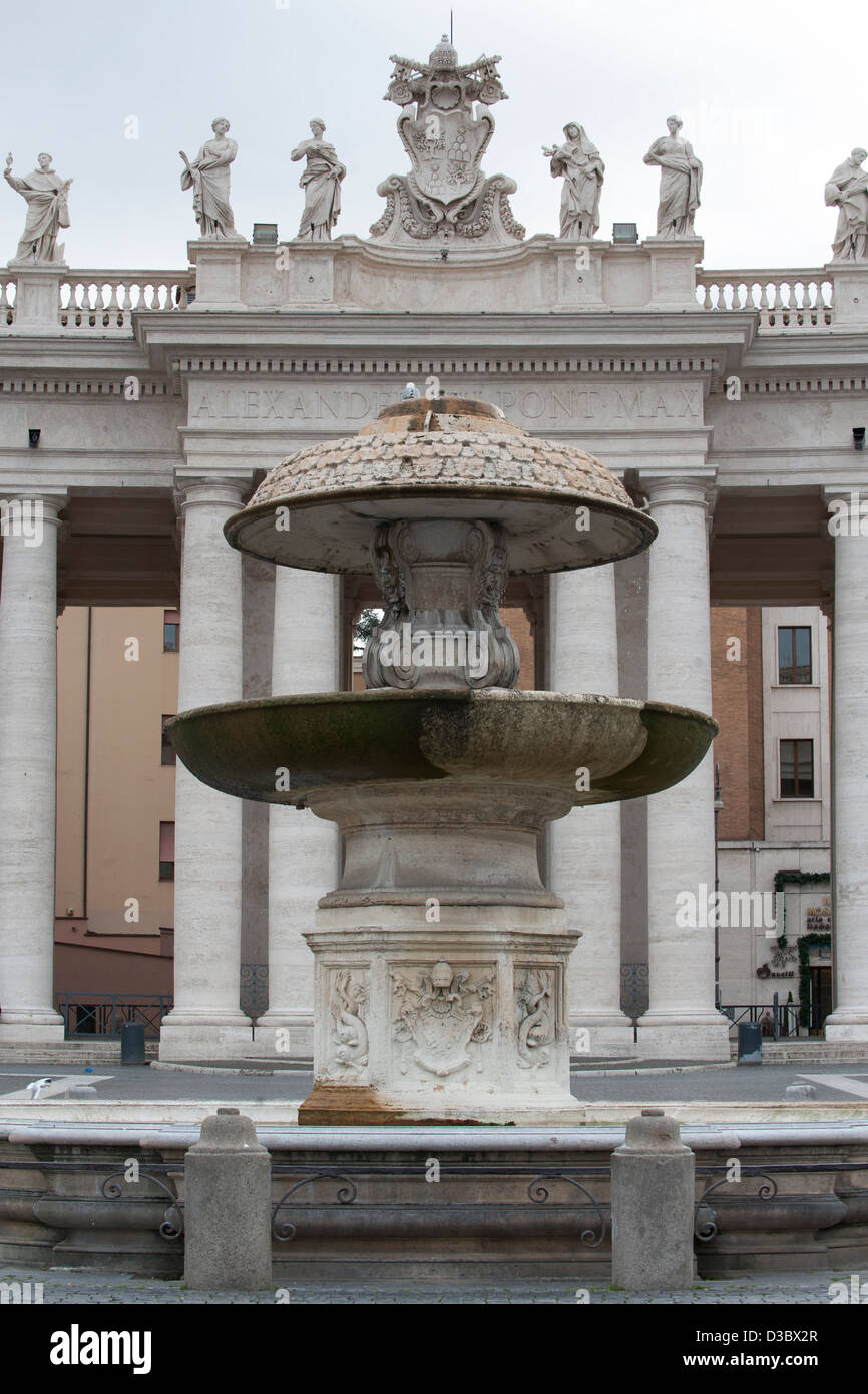 Statue in St Peter's Square Stock Photo - Alamy