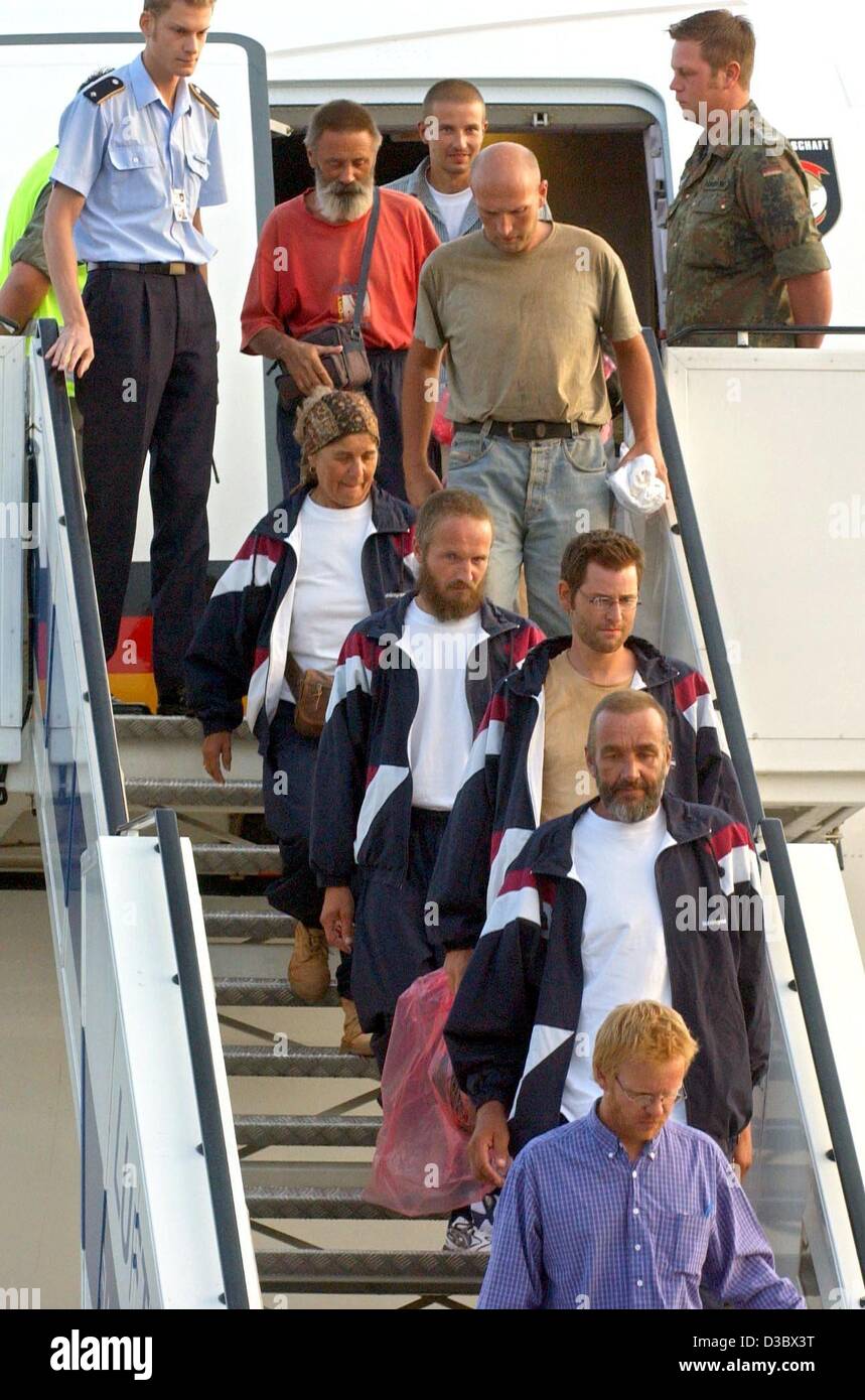 (dpa) - The released Sahara hostages Frank Gottloeber (top C), Kurt ...