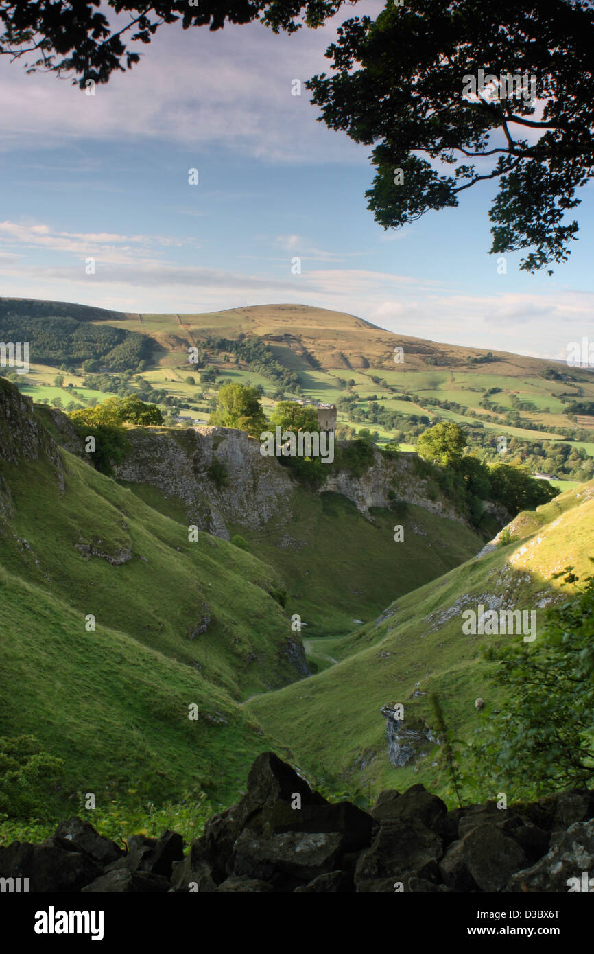Peveril castle and cave dale gorge above peak cavern in Castleton Stock ...