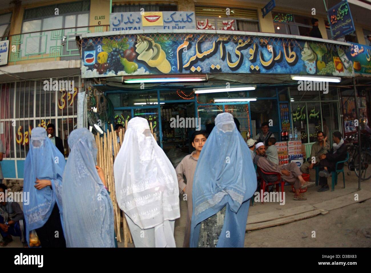 (dpa) - Afghan women wearing the traditional blue burka veil are ...
