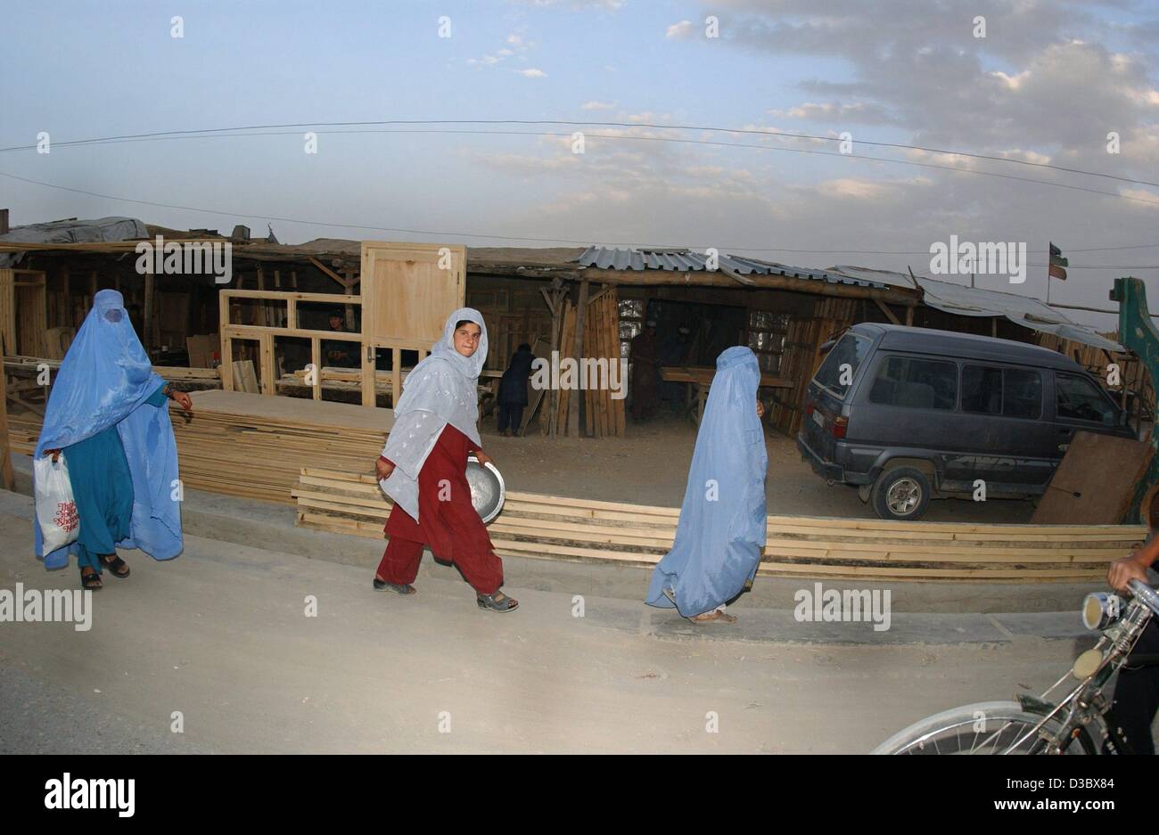 (dpa) - Three women, two of them wearing the traditional blue burka ...