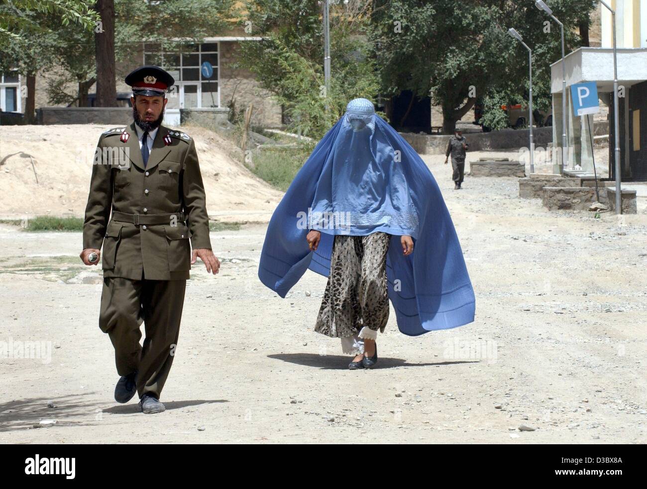 (dpa) - An Afghan police coronel is accompanied by his wife as he ...