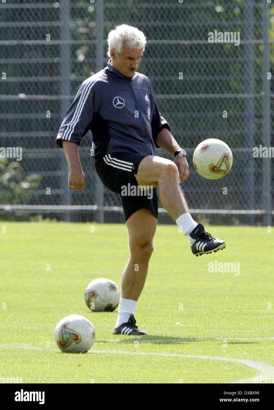(dpa) - German national soccer coach Rudi Voeller juggles a ball during ...