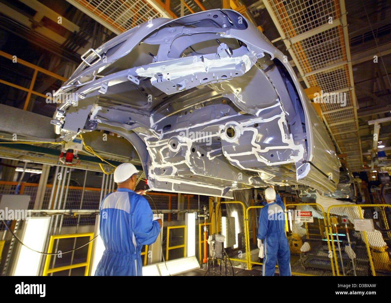 Assembly line workers cars hi-res stock photography and images - Alamy