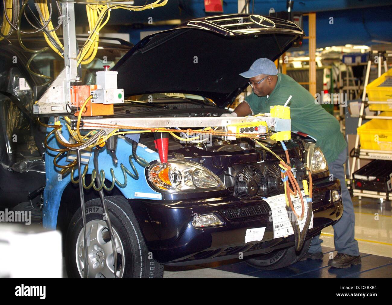 Employee works on car hi-res stock photography and images - Alamy