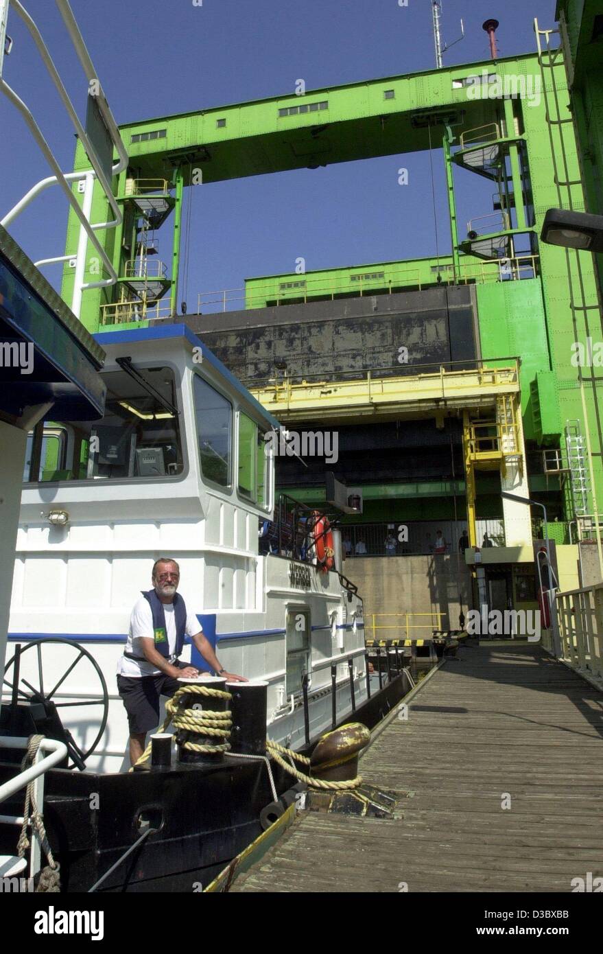 Hoist a boat hi-res stock photography and images - Alamy