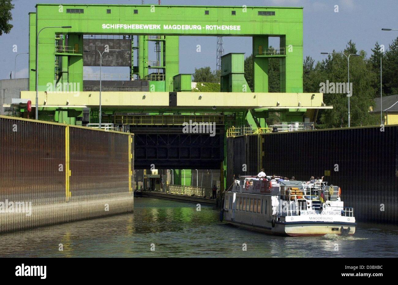 (dpa) - A river boat arrives at the lock of a ship hoist in Magdeburg ...
