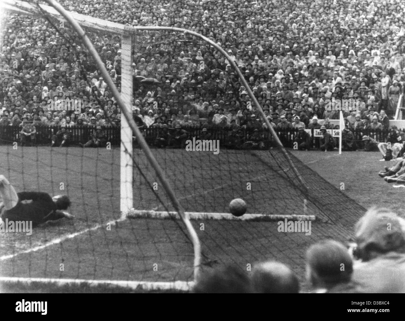 1954 world cup ball hi-res stock photography and images - Alamy