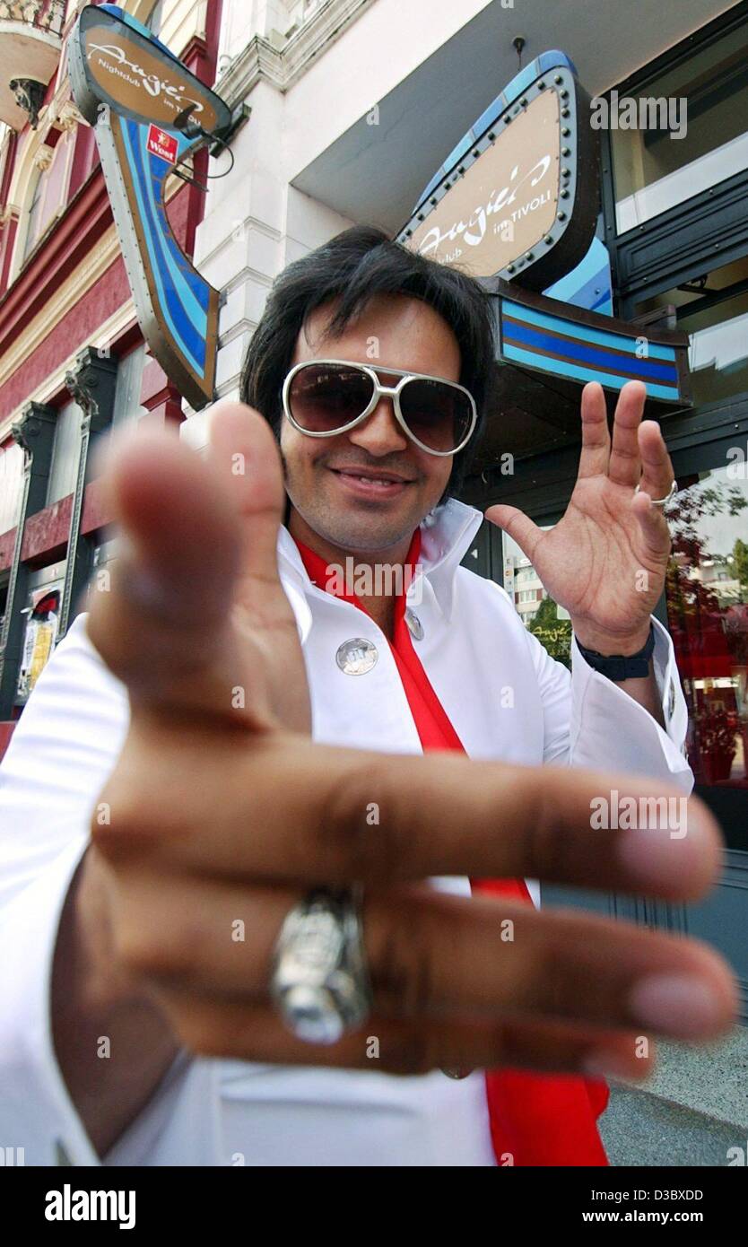 (dpa) - Elvis Presley impersonator Shelvis poses in front of the ...