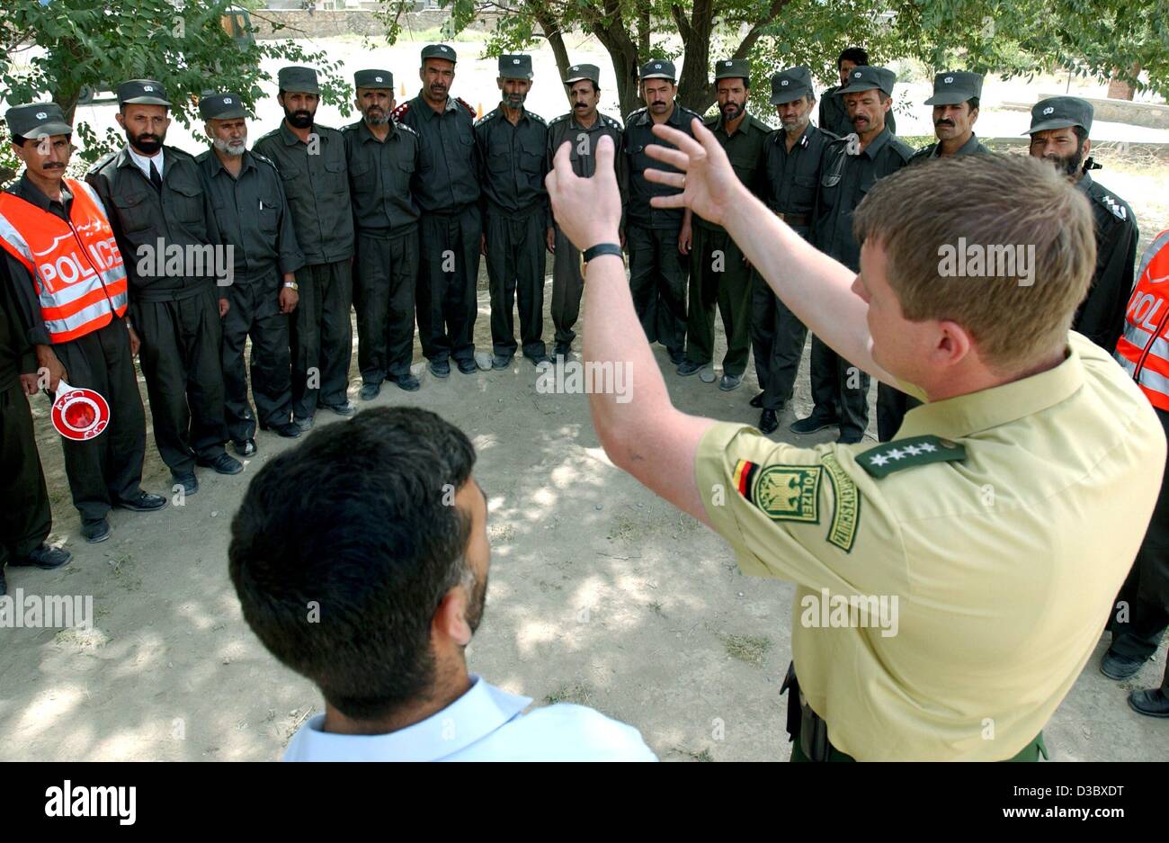 (dpa) - An officer (R) of the German Federal Border Guard explains to a ...