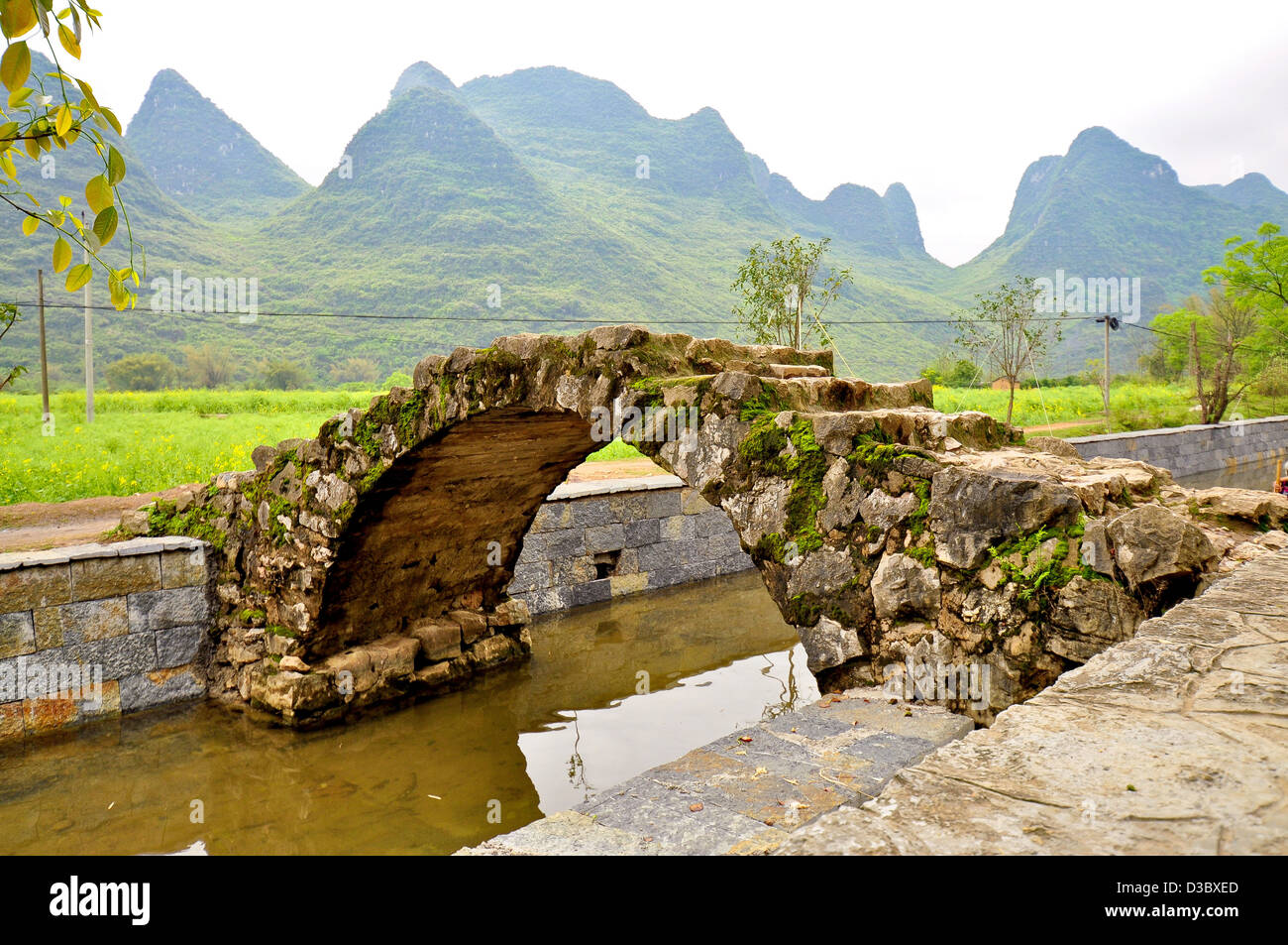 Old stone arch bridge hi-res stock photography and images - Alamy