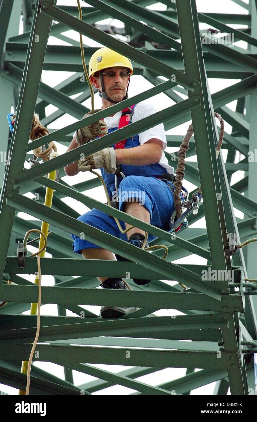 Rope around a pole hi-res stock photography and images - Alamy
