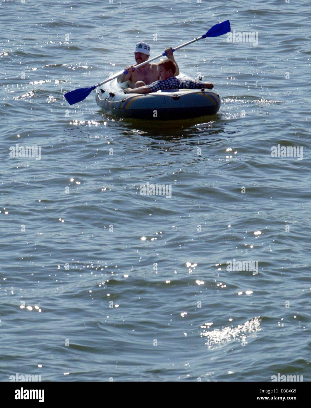 (dpa) - Two holidaymakers paddle in a rubber dinghy on in the Batlic ...