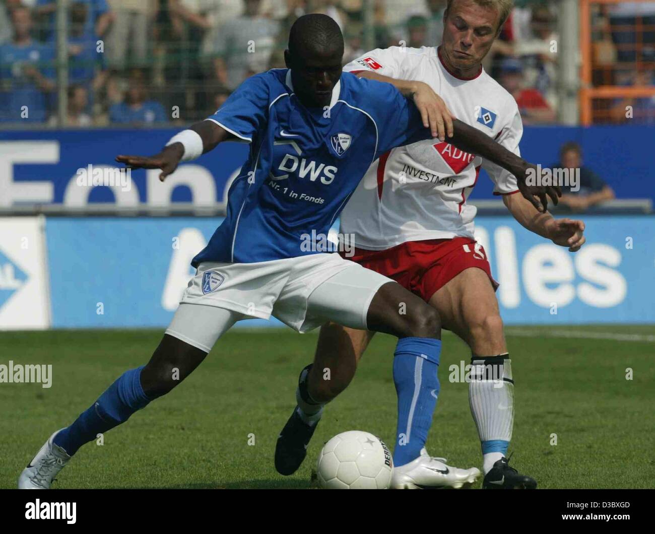 (dpa) - Bochum's Senegalese forward Momo Diabang and Hamburg's Danish ...