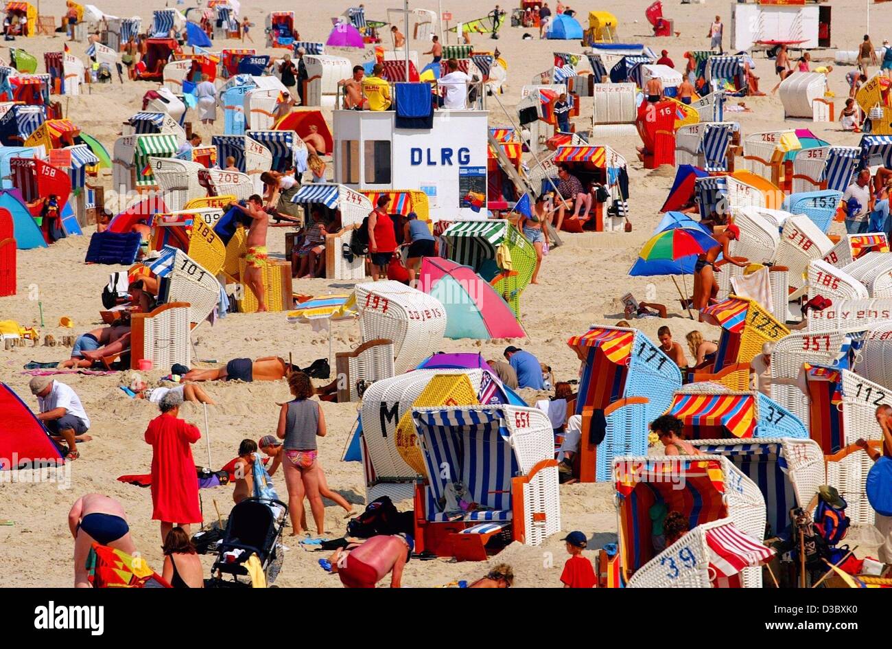 (dpa) - The beach is crowded with holiday-makers and whicker beach ...