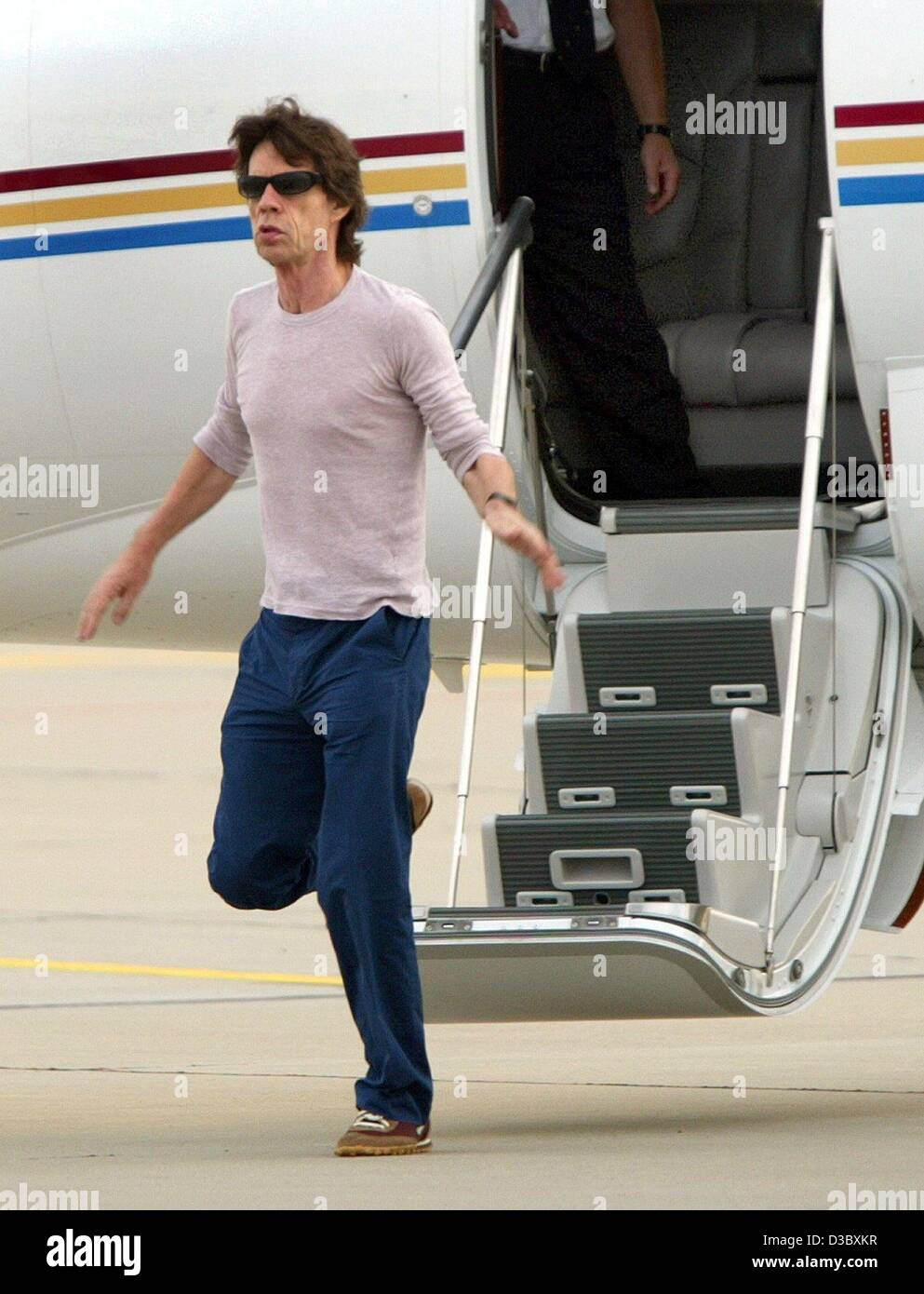 (dpa) - Mick Jagger of the British rock group Rolling Stones jumps off ...