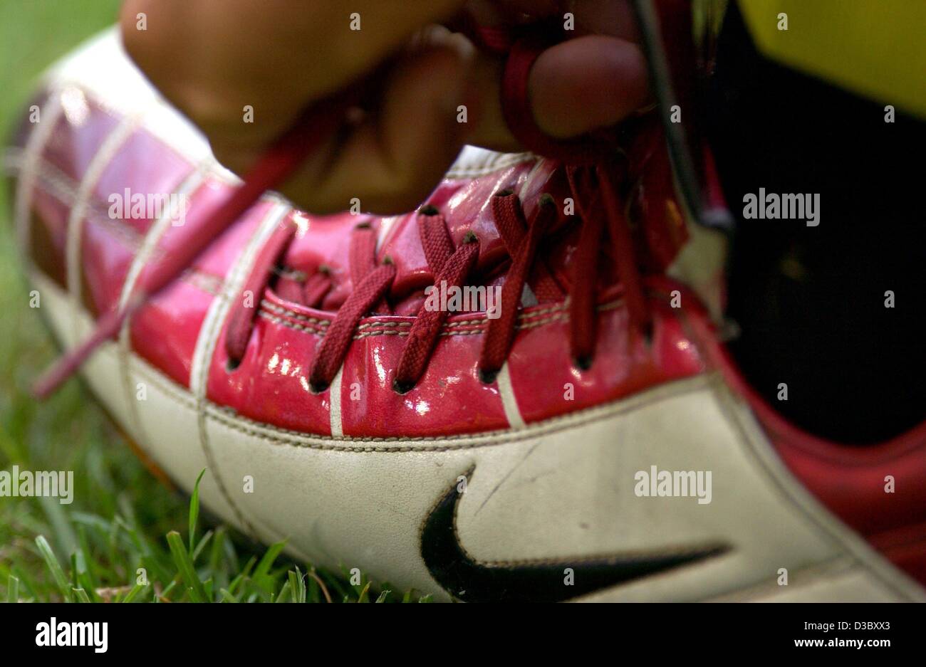 Soccer player tying shoe hi-res stock photography and images - Alamy