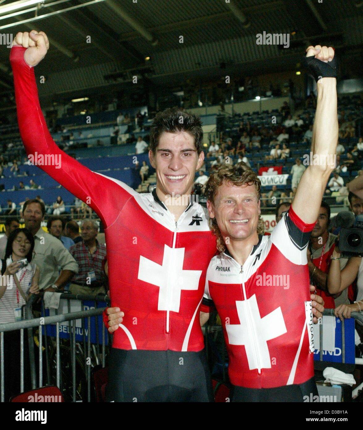 (dpa) - The Swiss cyclists Franco Marvulli (L) and Bruno Risi cheer ...