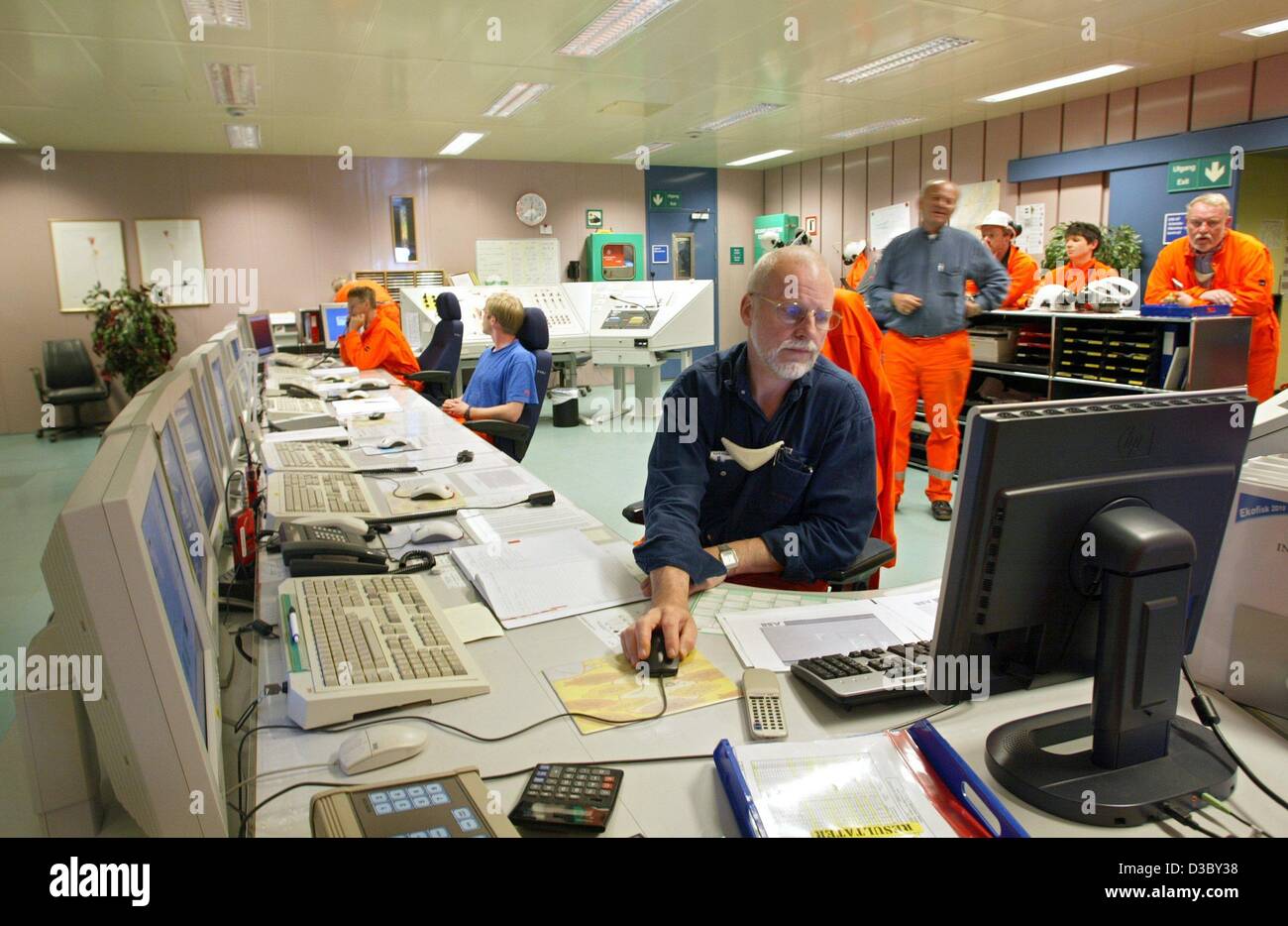 Control room oil rig hi-res stock photography and images - Alamy