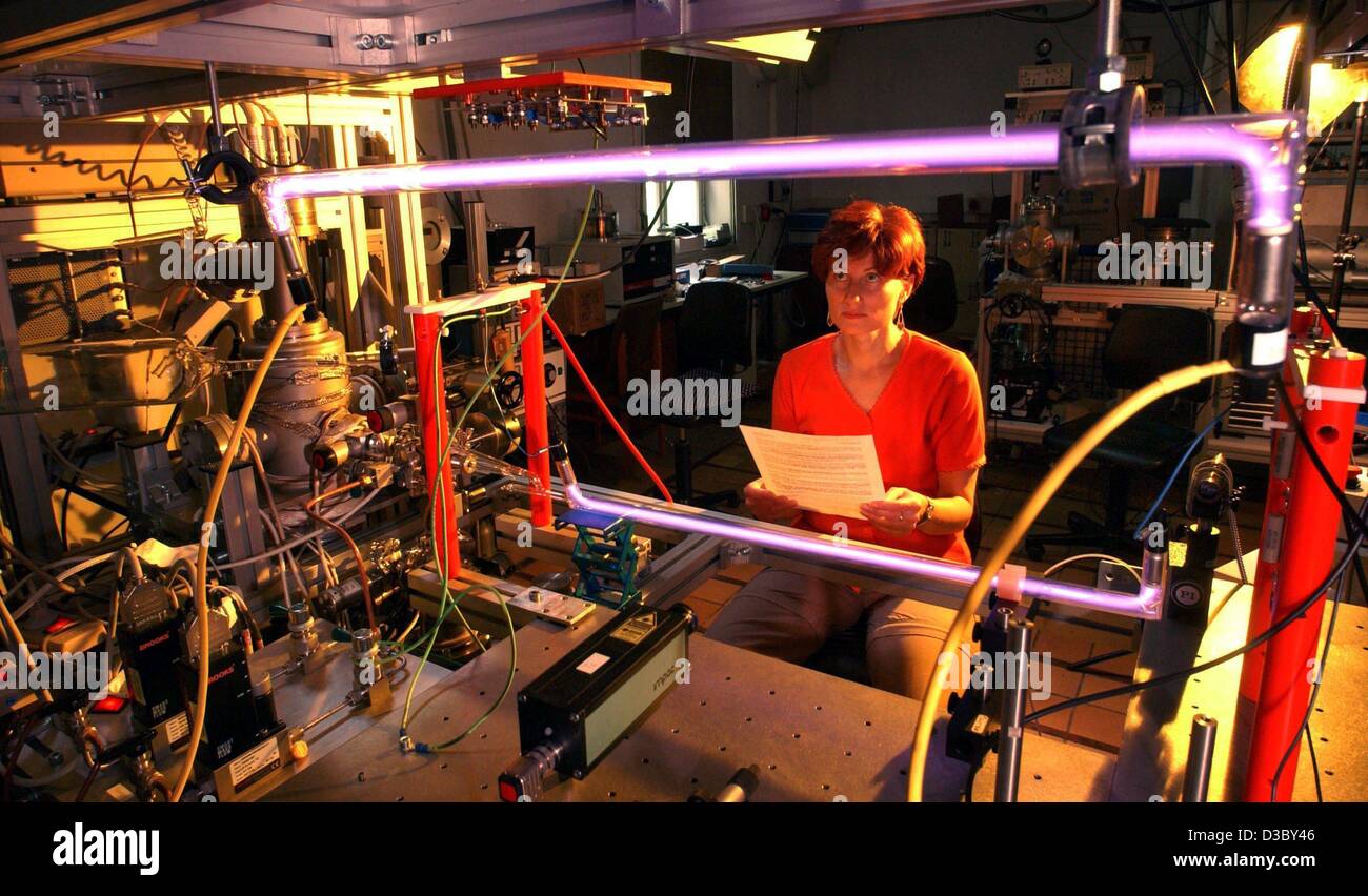 (dpa) - An employee tests low pressure discharges of xenon-helium in ...