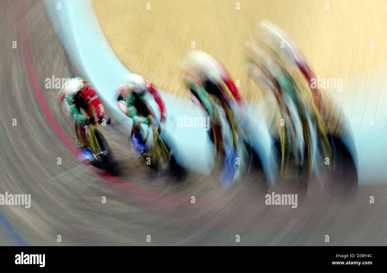 (dpa) - A spin effect photo shows the four cyclists of the team pursuit ...