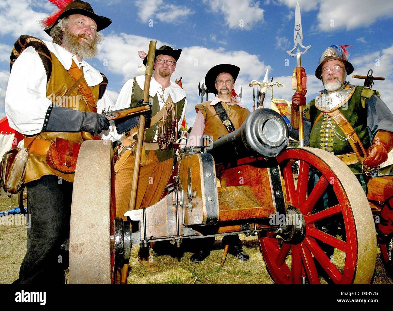 (dpa) - Musketeers and mercenaries with spears pose next to a cannon ...