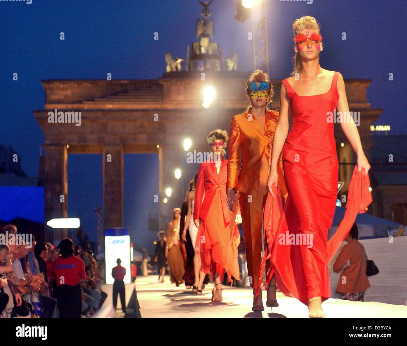 (dpa) - Fashion models present the creations of various designers ...