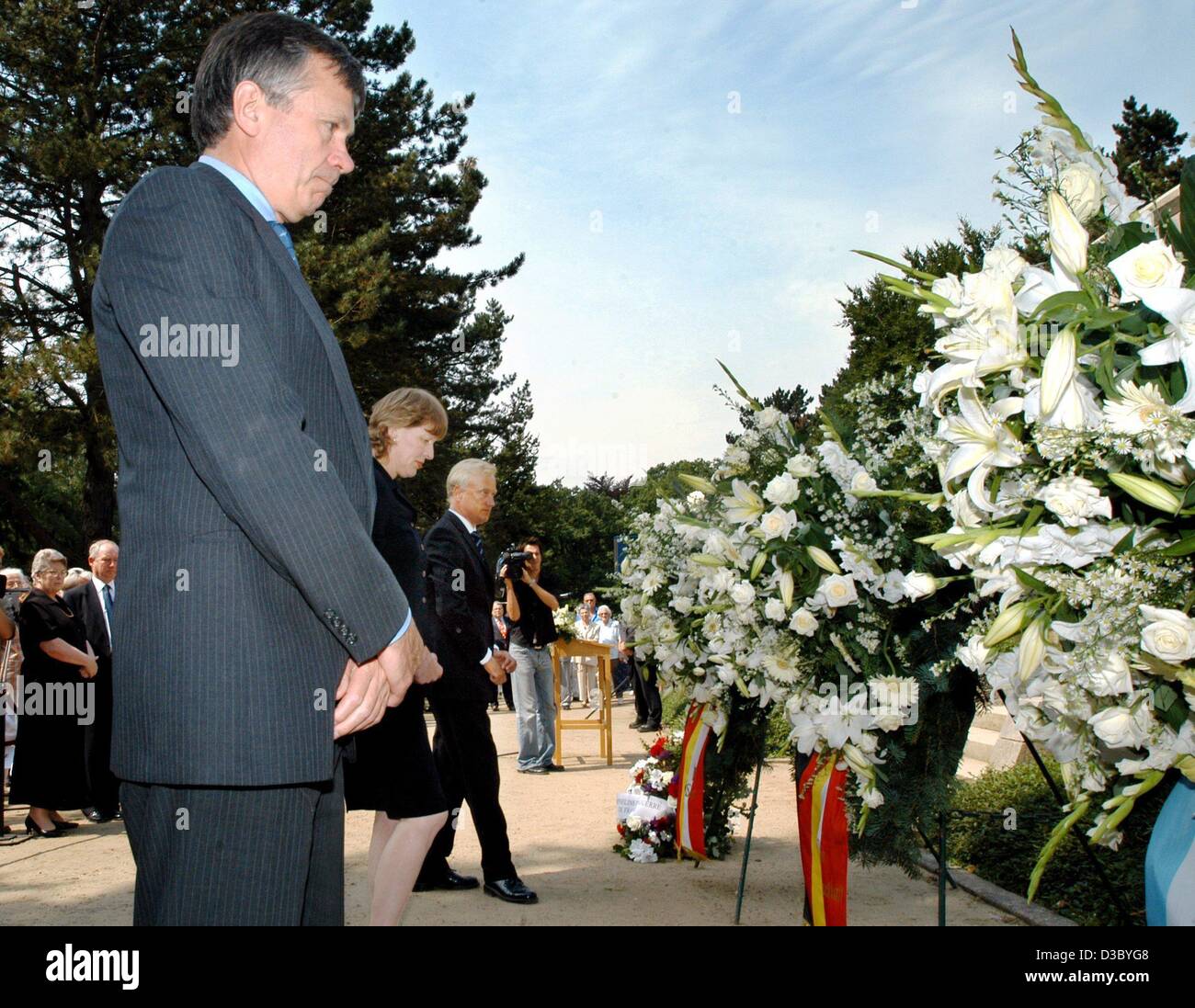 (dpa) - The British ambassador to Germany, Sir Peter Torry (L), the ...
