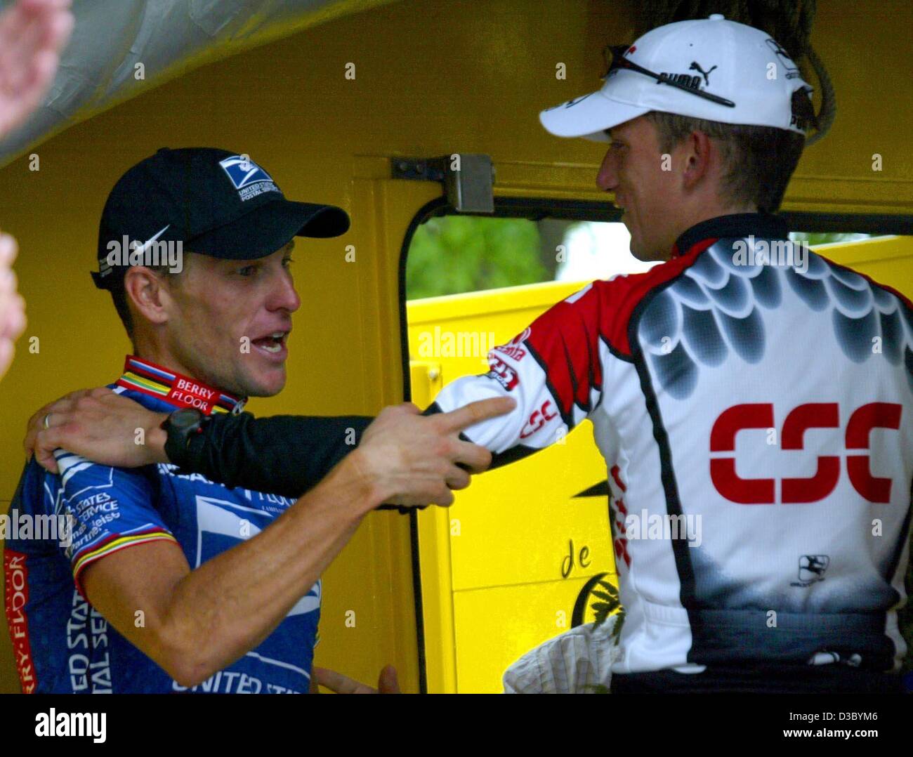 (dpa) - US Postal-Berry Floor's Lance Armstrong (L) from the US ...