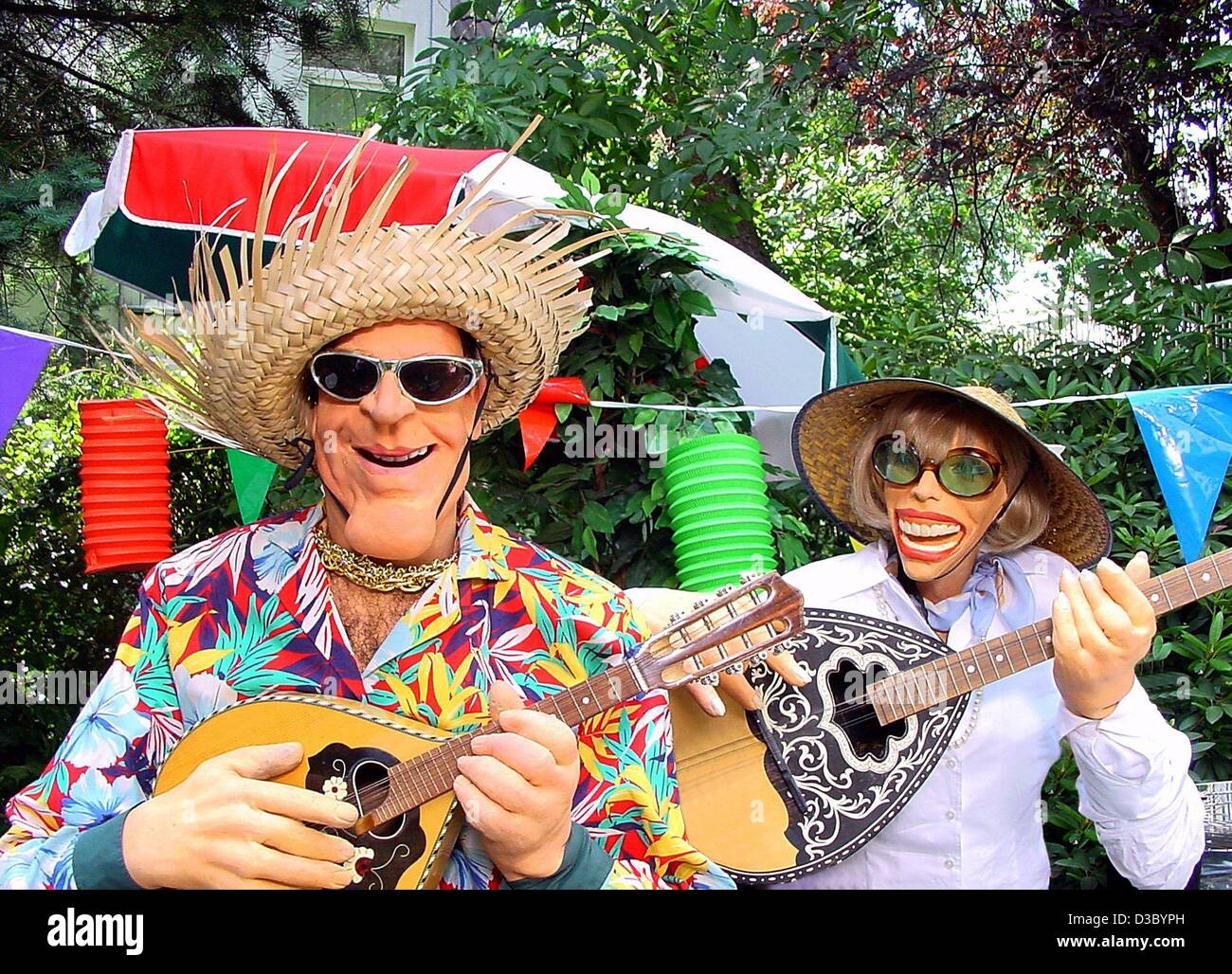 (dpa) - The rubber dummies depicting Chancellor Schroeder and his wife ...