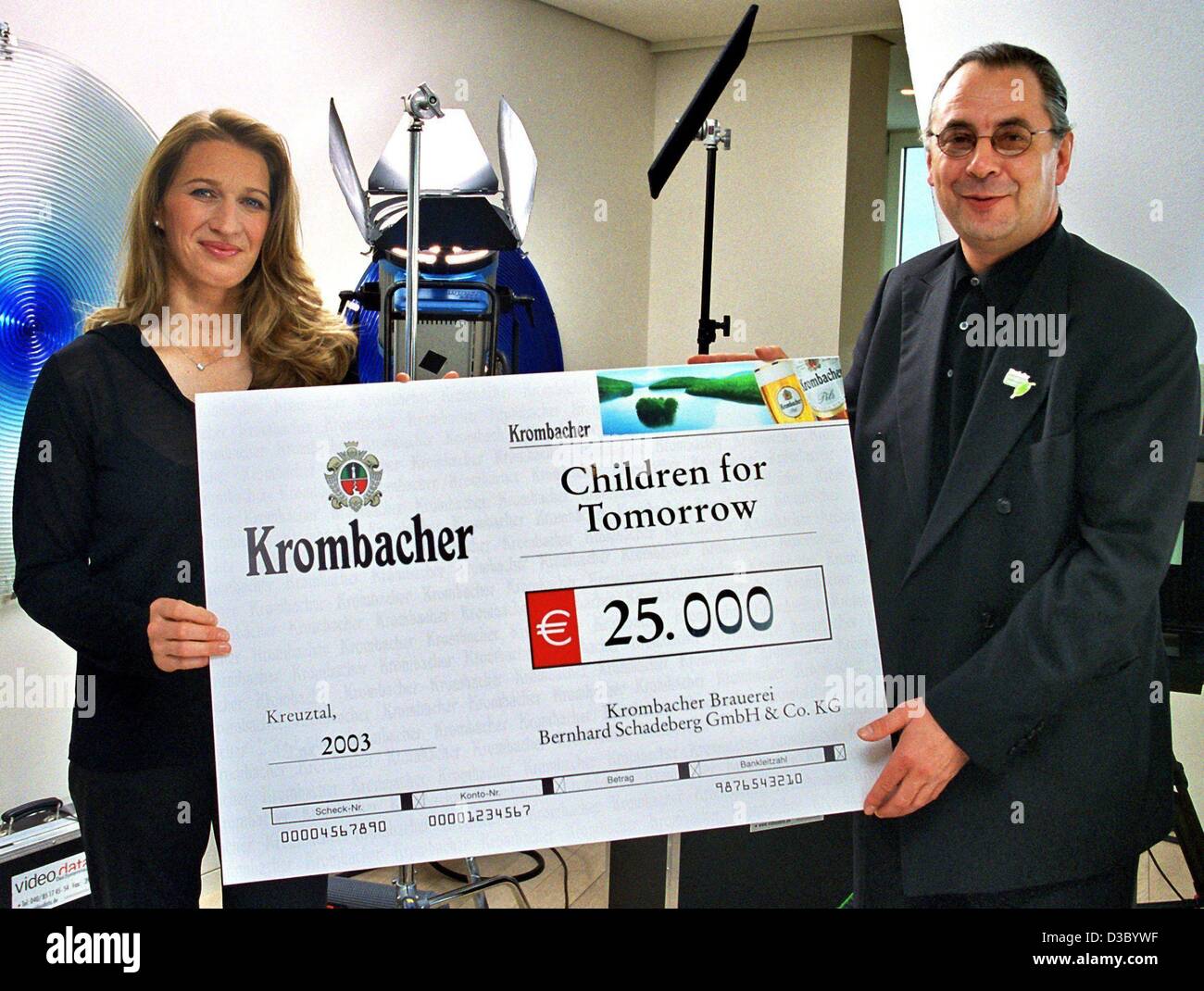 (dpa) - Former German tennis star Stefanie 'Steffi' Graf accepts a ...