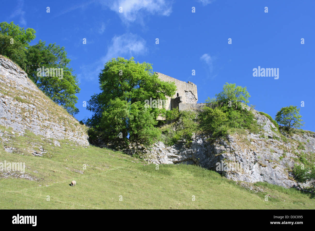 Peveril castle and cave dale gorge above peak cavern in Castleton Stock ...
