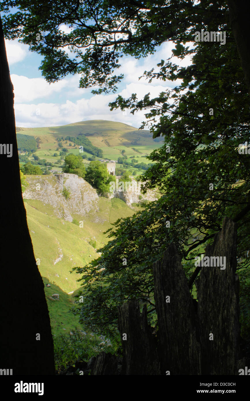 Peveril castle and cave dale gorge above peak cavern in Castleton Stock ...