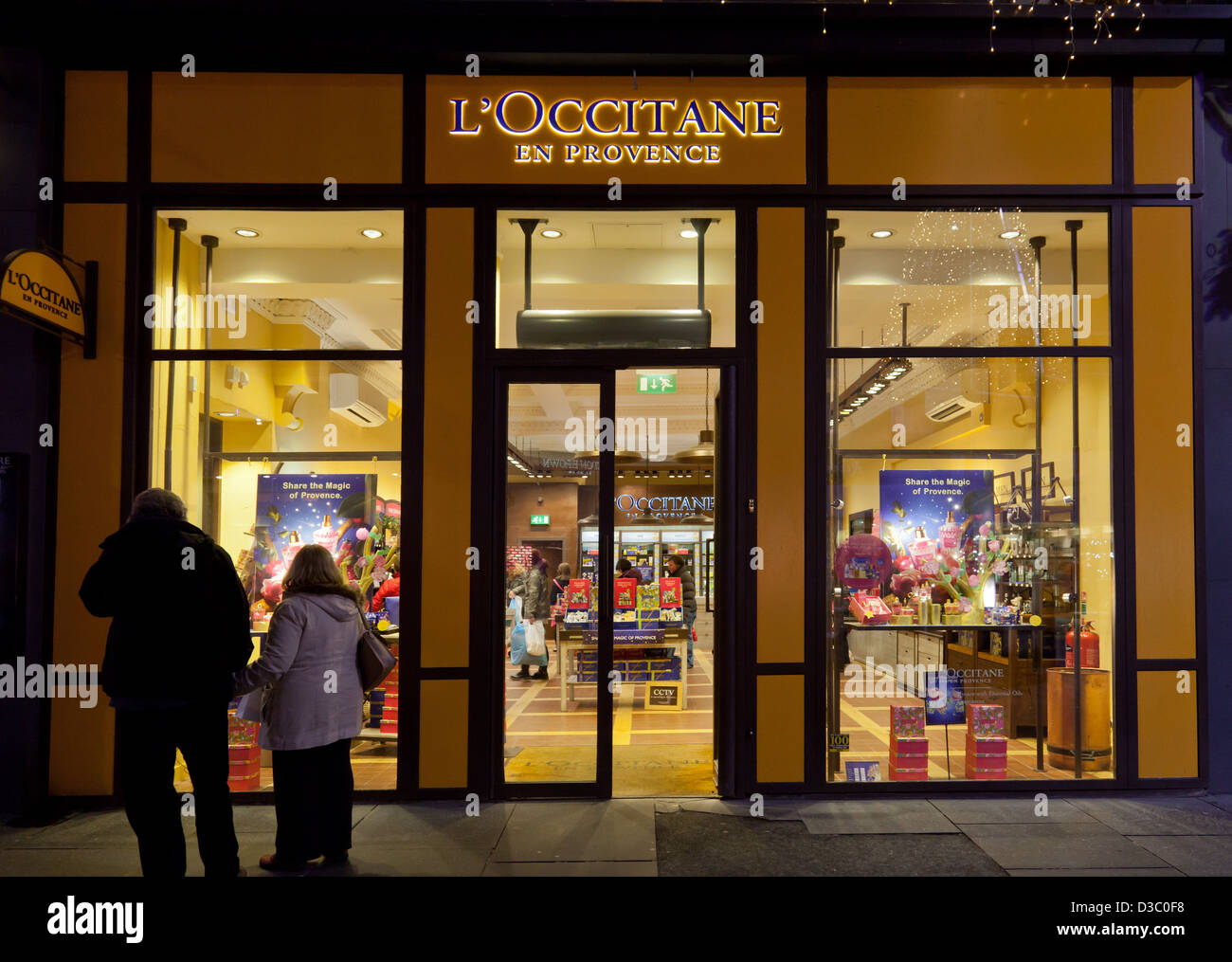 Make Up Store Window Displays How To Design A Shop Window Display