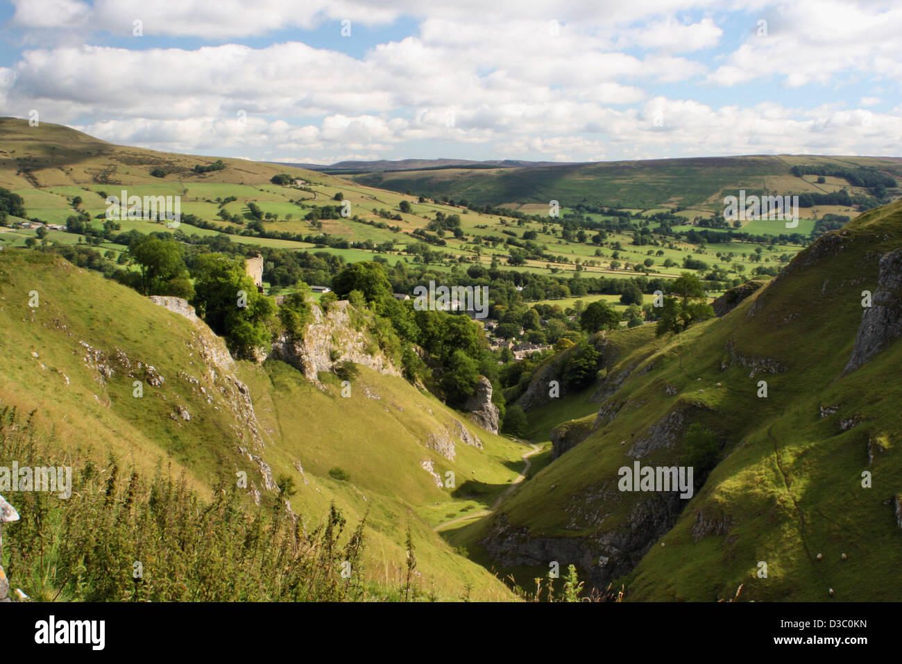 Peveril castle and cave dale gorge above peak cavern in Castleton Stock ...