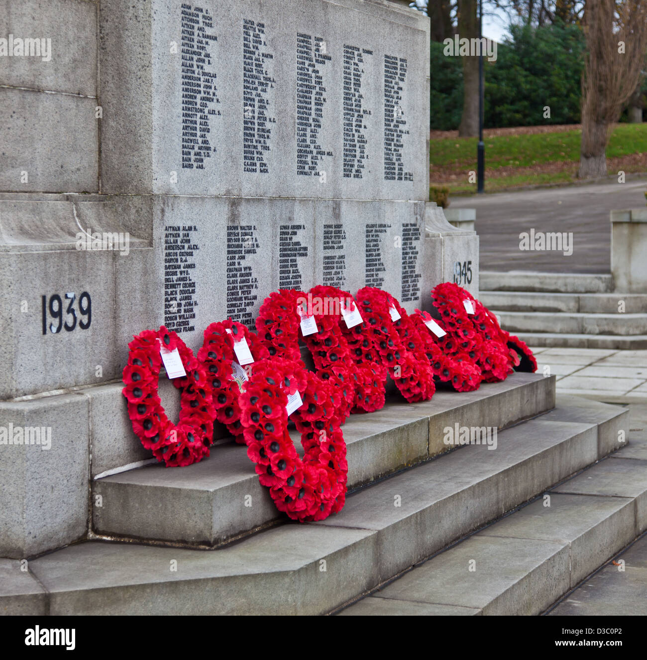 Remembrance day poppy wreaths hi-res stock photography and images - Alamy