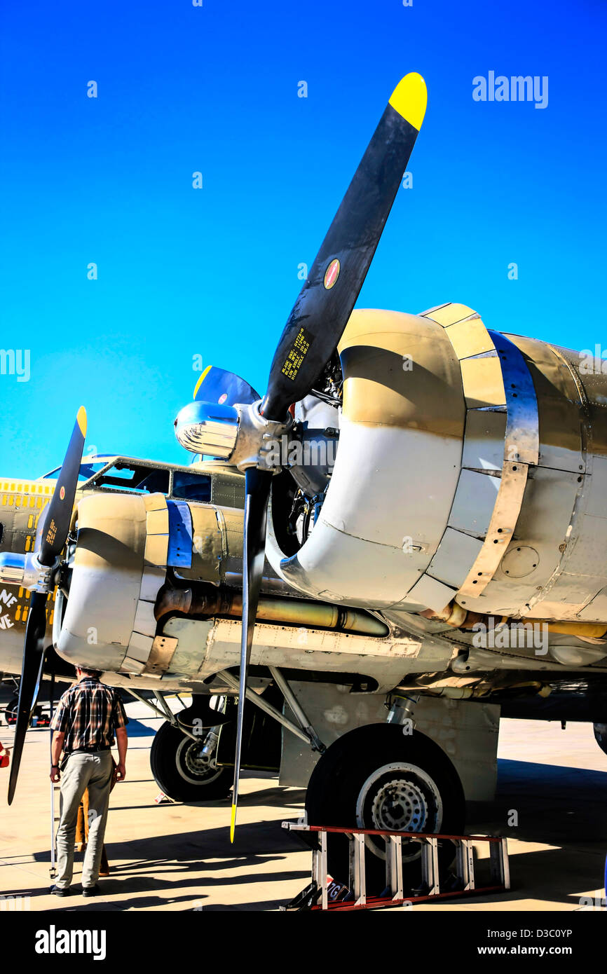 Boeing B17 Flying Fortress turbo-charged wright R-1820 Cyclone engines ...