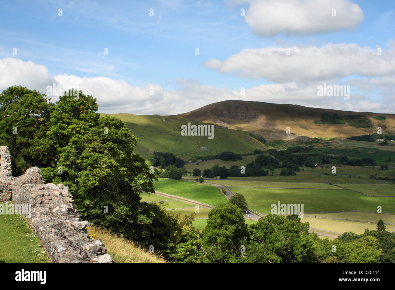 Peveril castle walls and Mam Tor in Castleton Stock Photo - Alamy