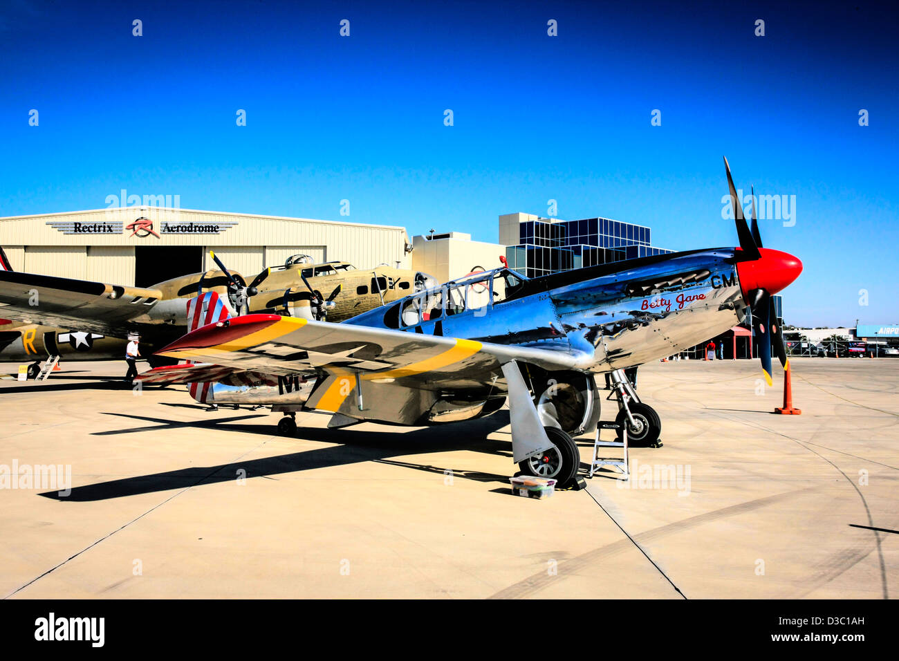 Mustang plane ww2 hi-res stock photography and images - Alamy