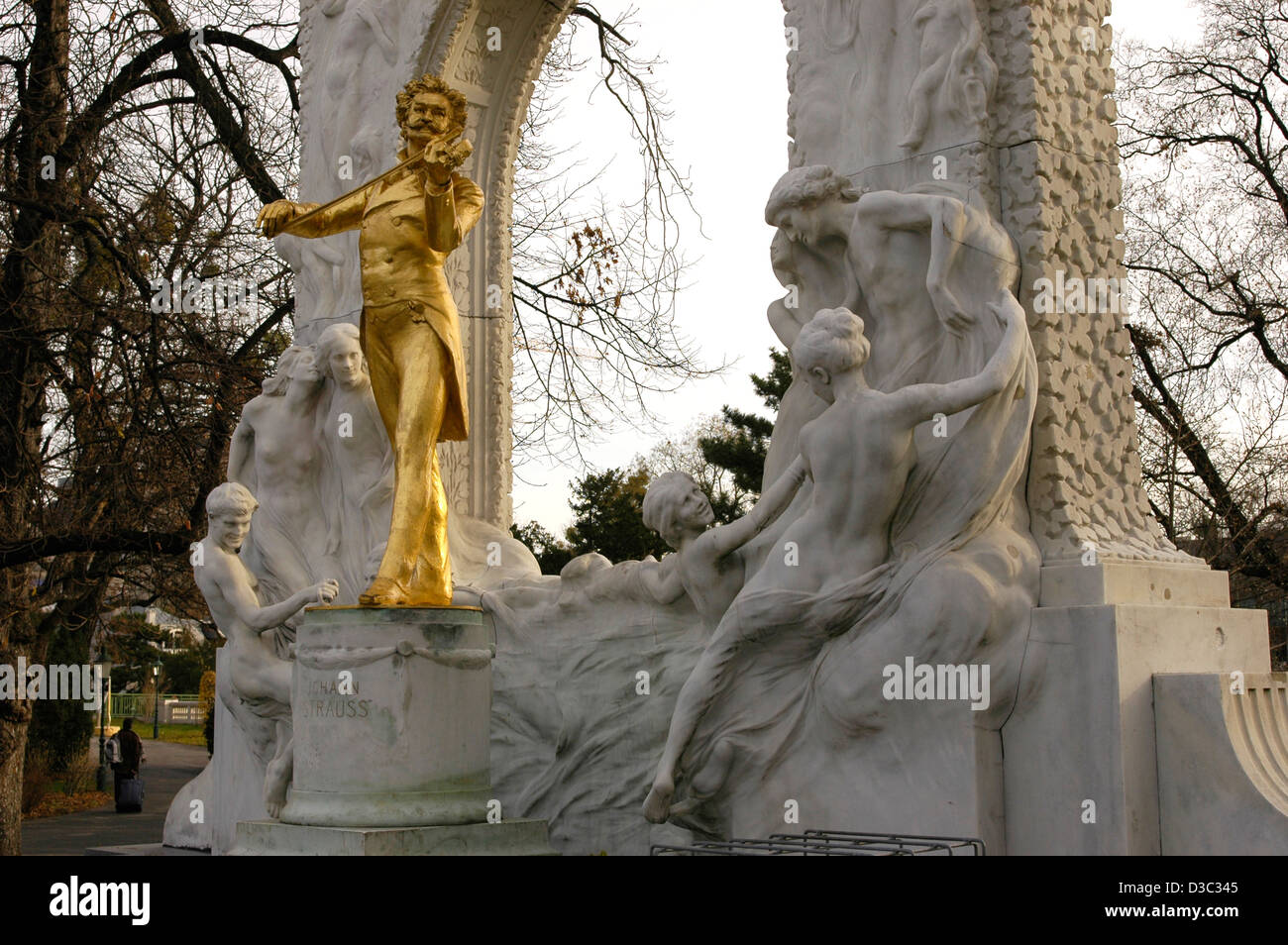 Johann Strauss statue in the Stadpark in Vienna Stock Photo - Alamy