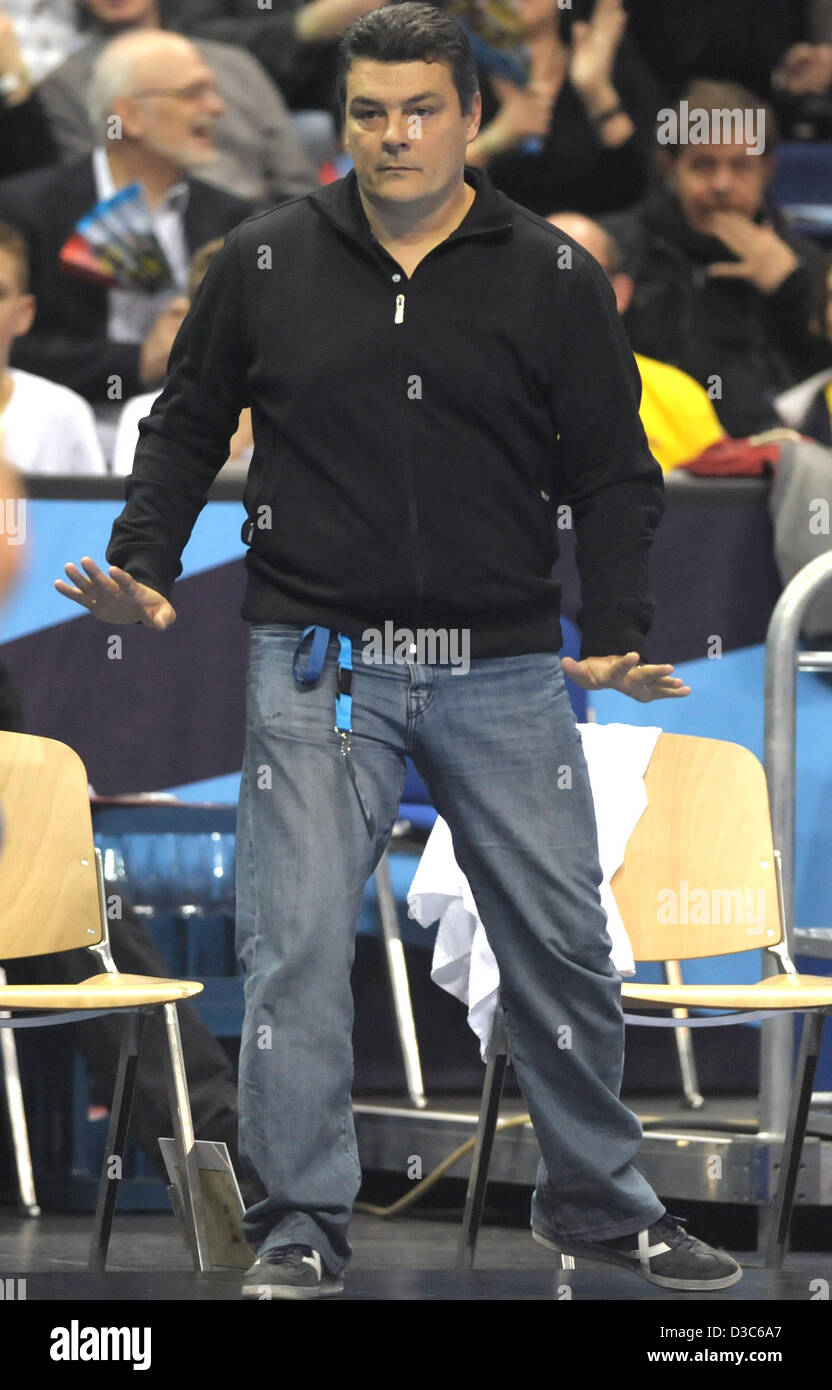 Xavi champions league 2013 hi-res stock photography and images - Alamy