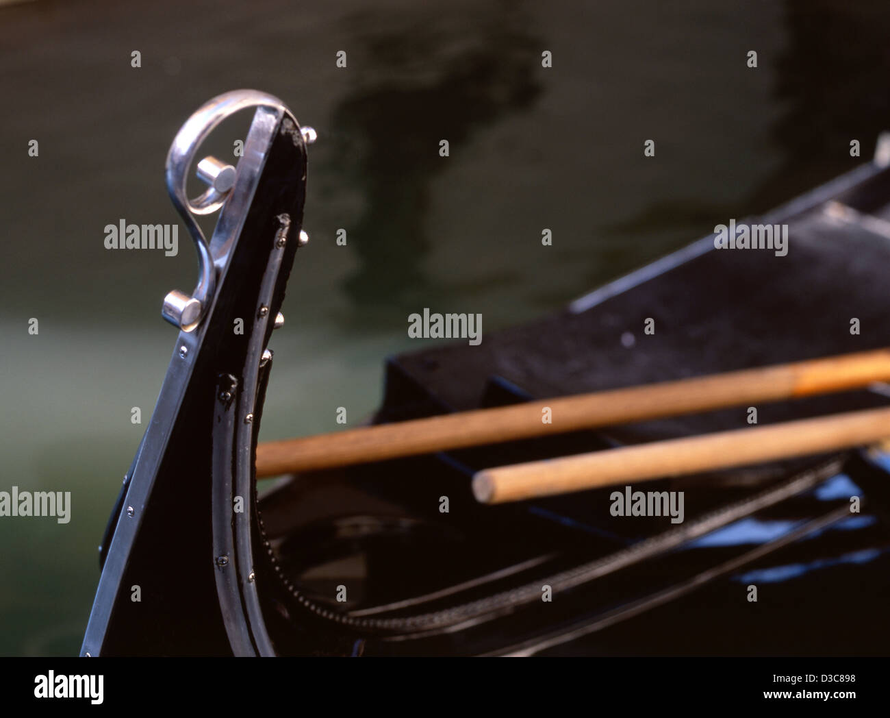 Gondola and oars hi-res stock photography and images - Alamy