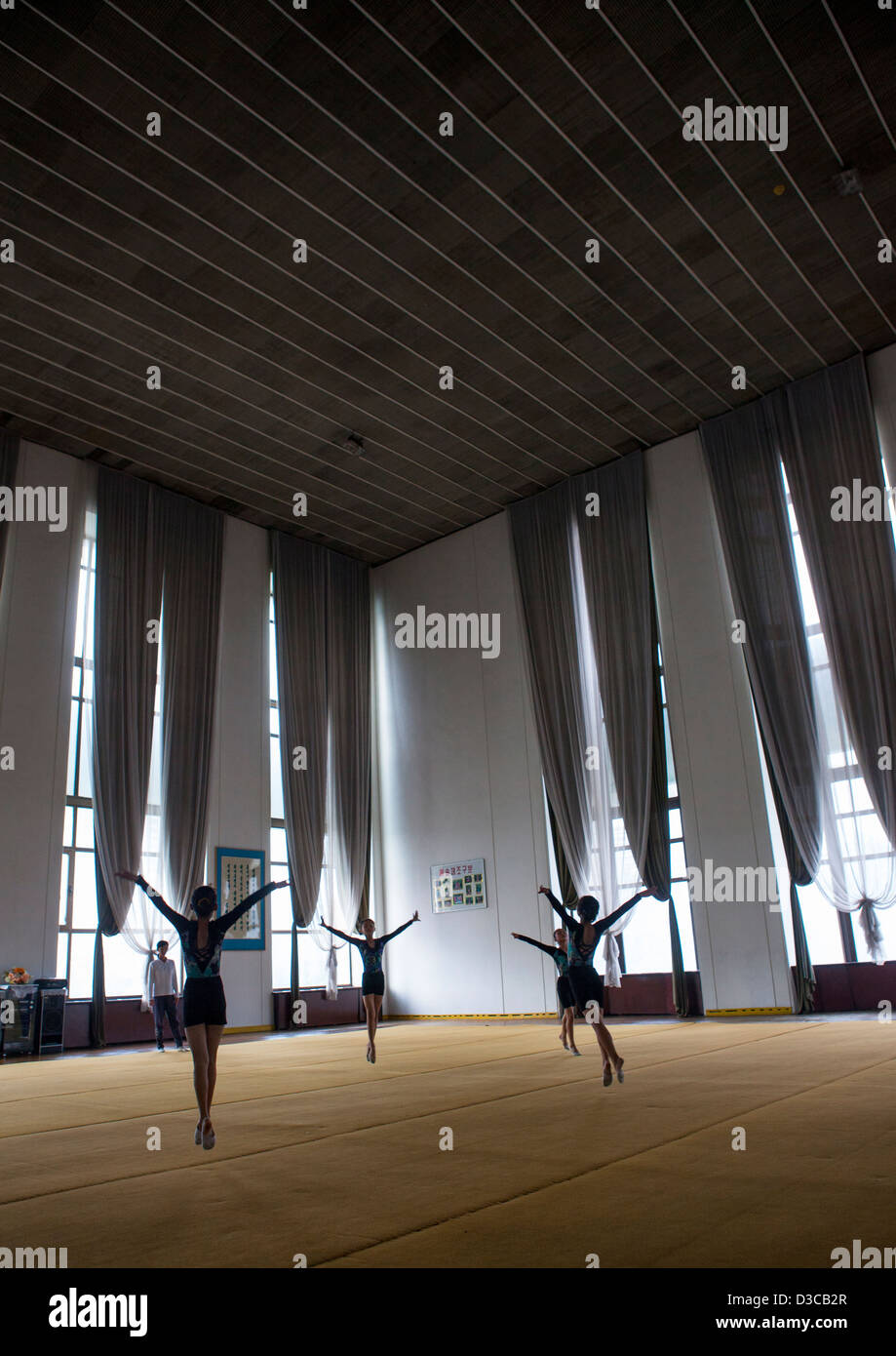 North korean ballet hi-res stock photography and images - Alamy