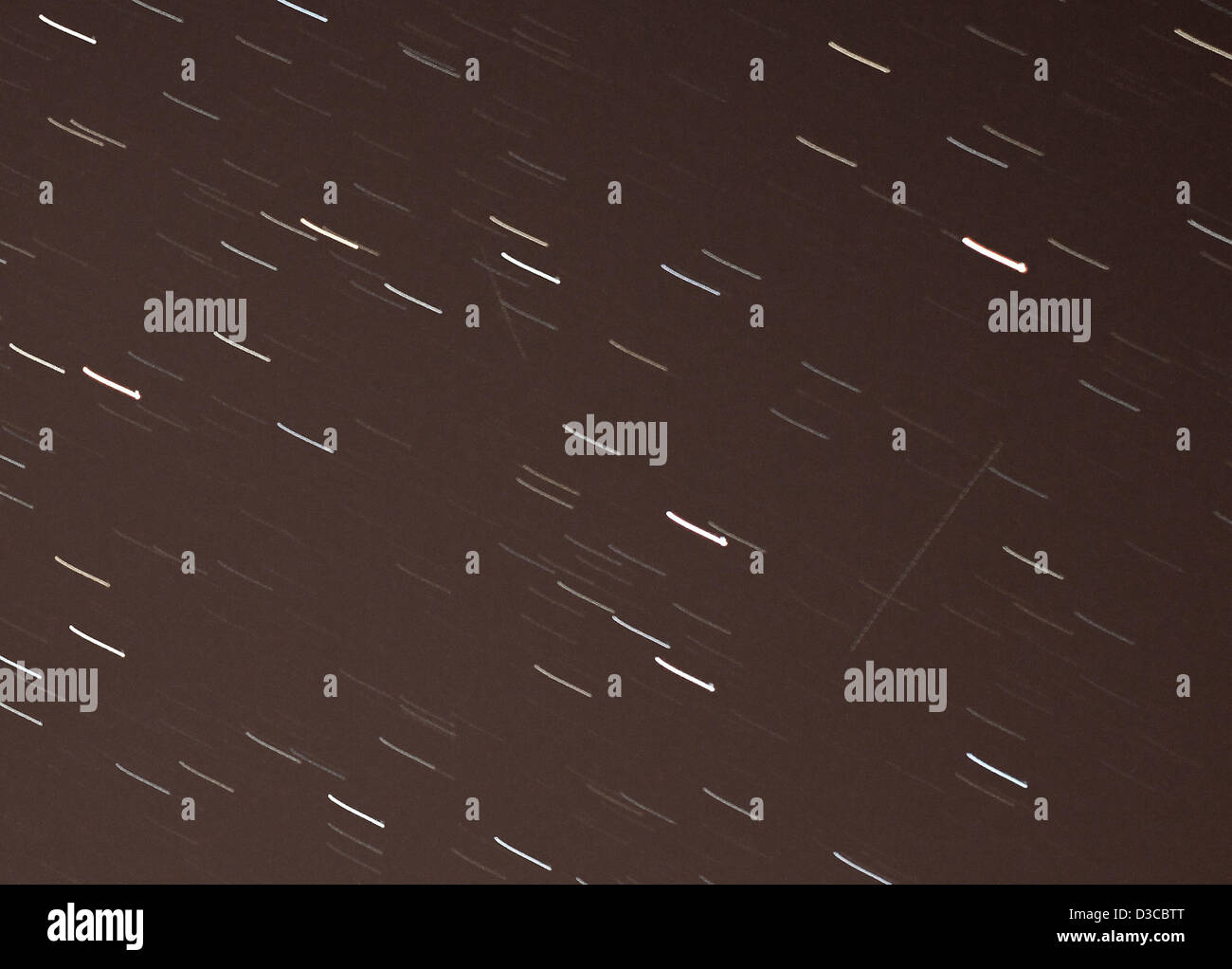 Asteroid 2012 DA14 shoots through the night sky in this long exposure ...