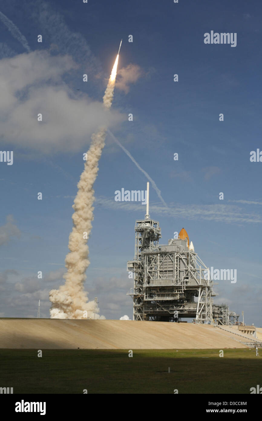 Ares I-X Rocket and Space Shuttle (NASA, 10/28/09 Stock Photo - Alamy
