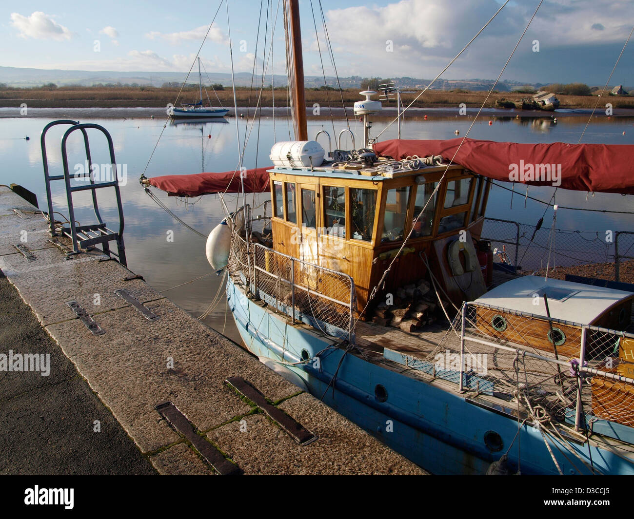 Boat moored at Topsham quayside Stock Photo - Alamy